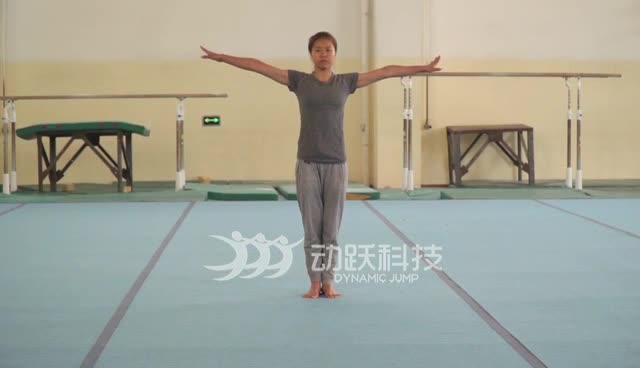 体育教学资源-团身前滚翻双腿交叉转体180
