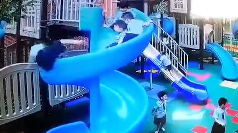 惊险!小女孩幼儿园内玩滑梯 不慎后翻720度摔落在地