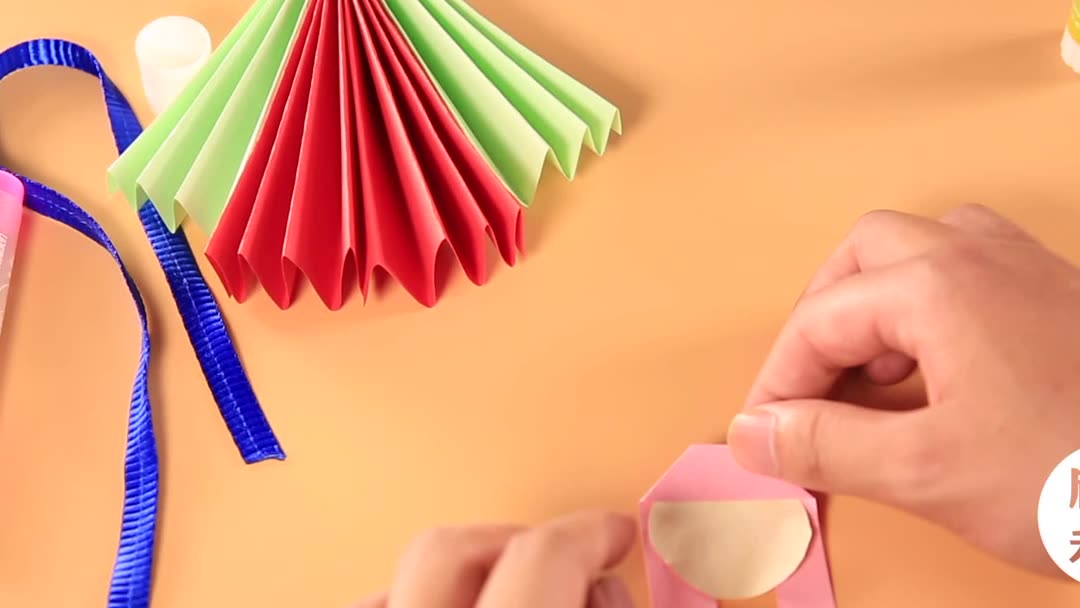 幼儿趣味手工折纸 简单漂亮的纸娃娃
