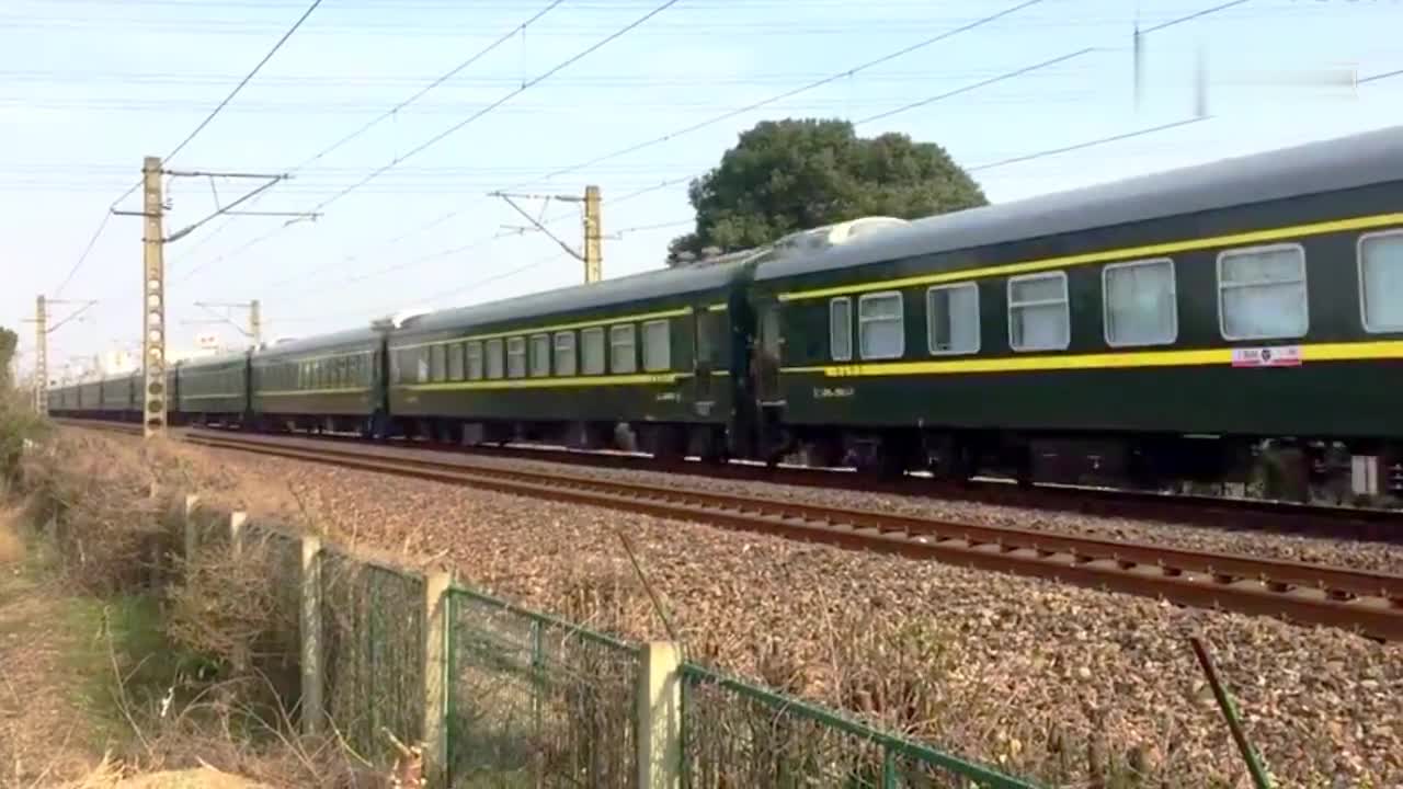 上海南开往十堰的火车 HXD3C牵引K123次快速通过沪昆线沪杭段