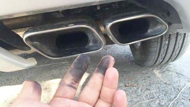 汽车排气管里发黑,代表积碳情况严重么,听完老司机的话茅塞顿开