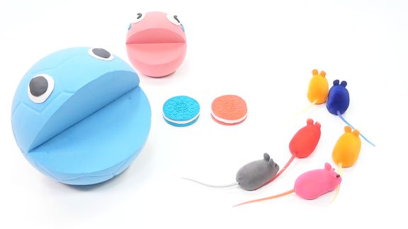 小猪佩奇用彩泥制成足球玩偶