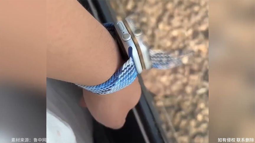 网友挤地铁时 智能手表被玻璃吸住动不了