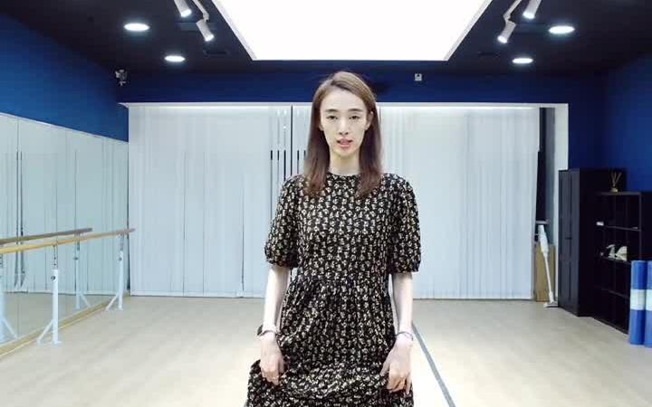 模特礼服走秀时 几种常用的前台转身 模特课堂步态