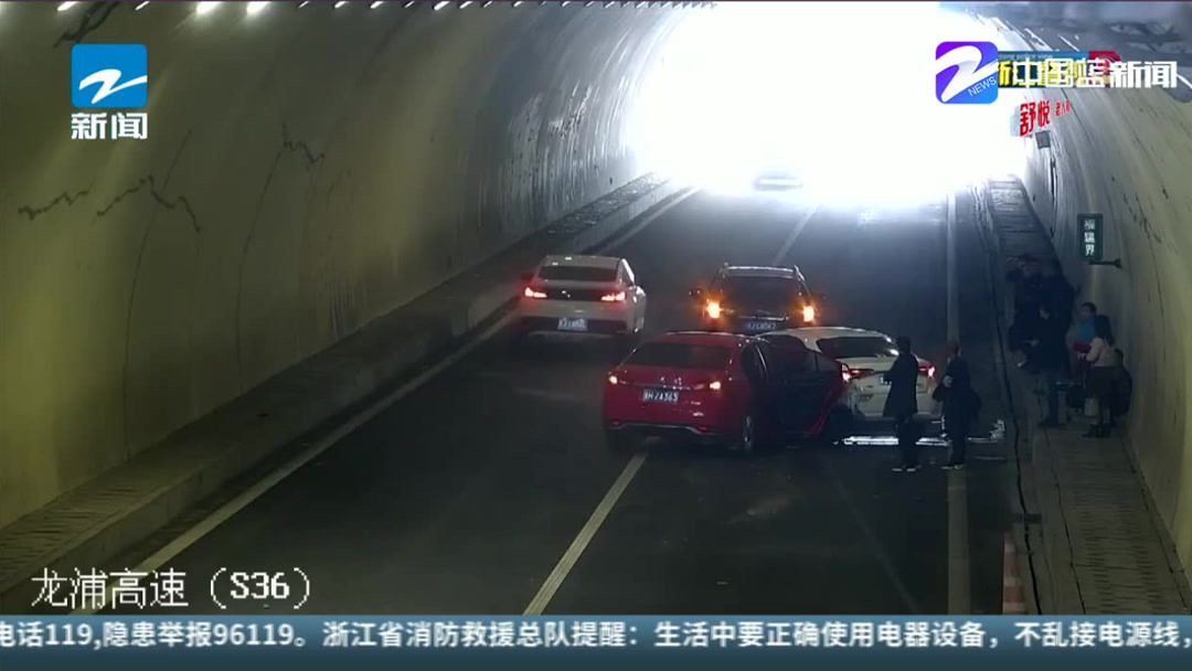 高速隧道内5车追尾 靠着这一点人员零伤亡