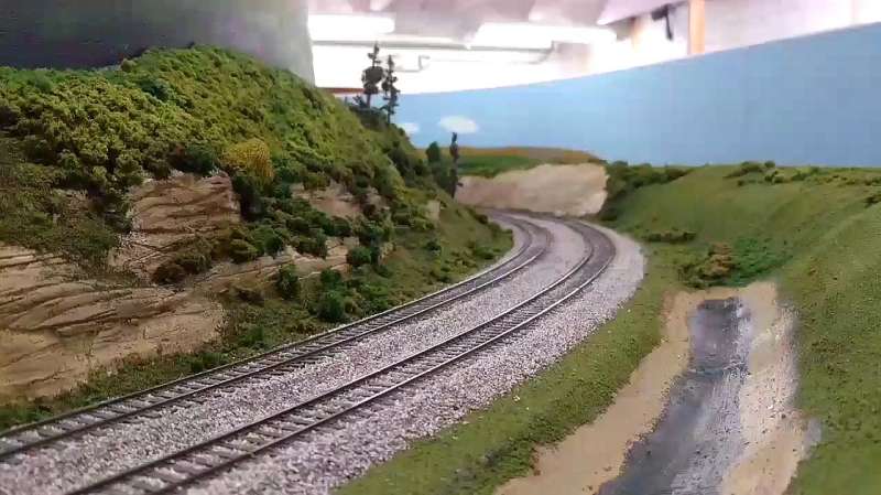 制作非常真实的铁路模型 一列火车驶过山谷 这一切看着非常真