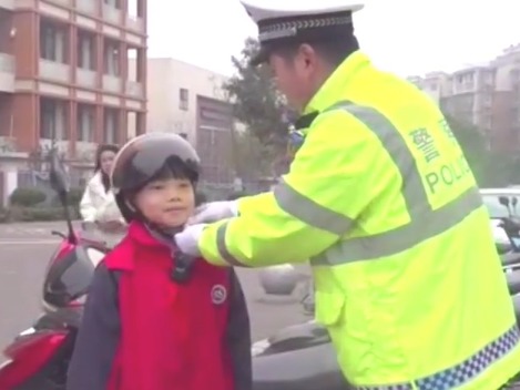 开学了!小学生当"老师"讲交通安全常识
