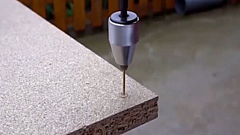 不用电也能打孔的钻头,能轻松钻穿木头,效果不输电钻