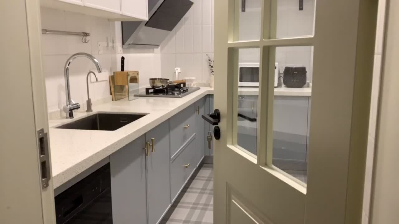 小户型的厨房L型设计非常实用啦,蓝色的橱柜颜值也超高