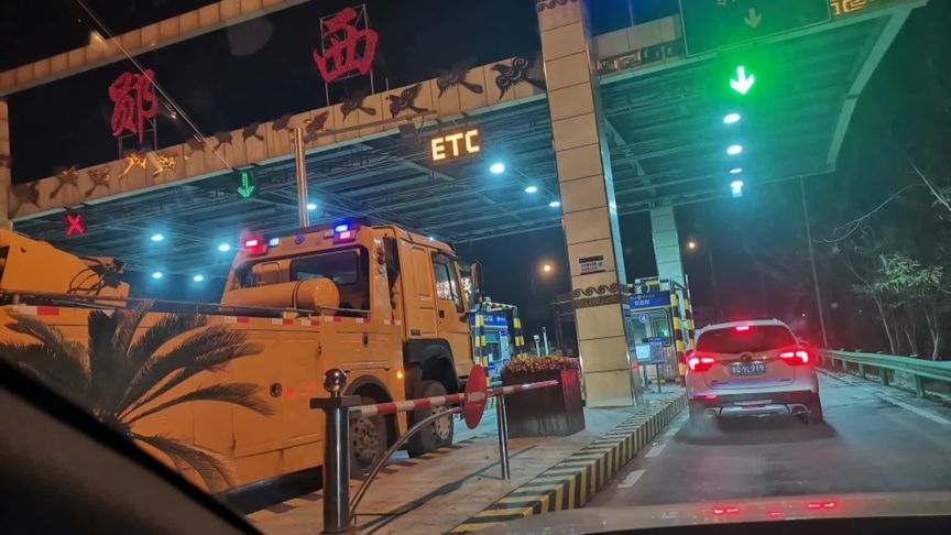 #一下高速就必须要去酒店隔离,不想隔离就原路返回ߘ