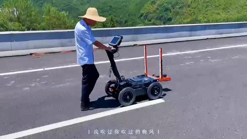 滚轮密度仪:全路段压实度连续测量,数据实时显示,替代取芯!