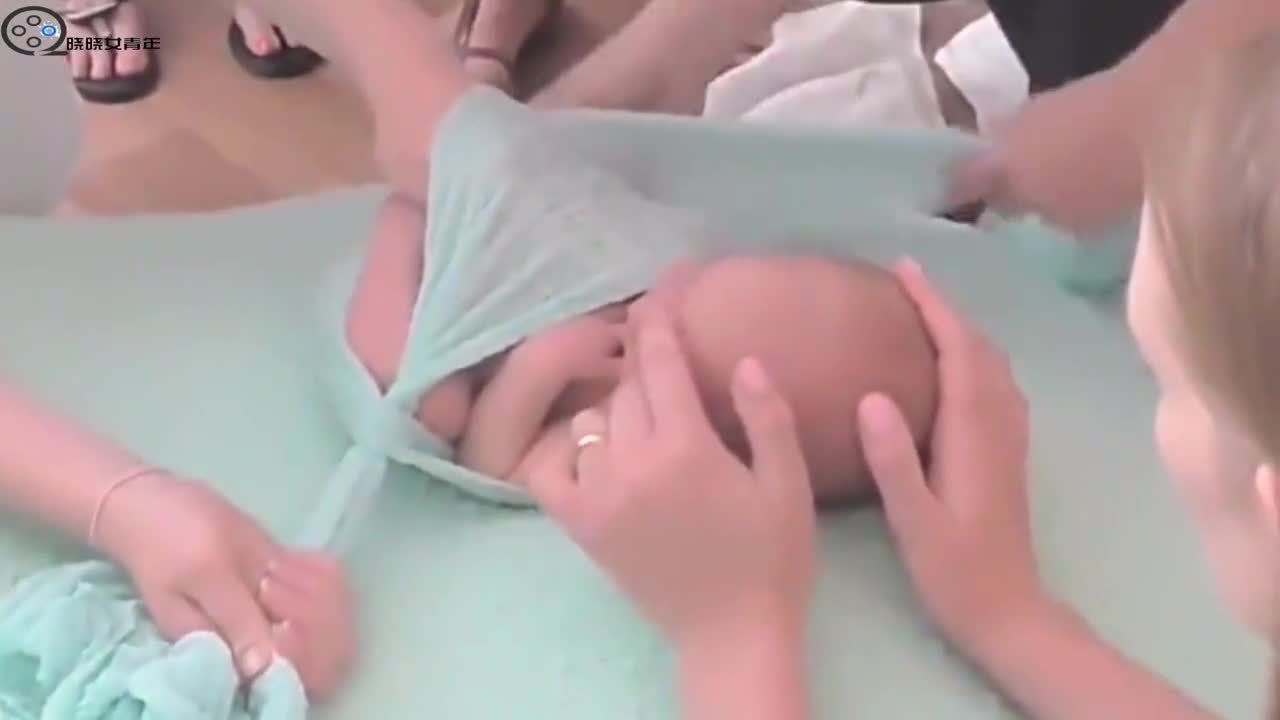 婴儿以为自己还在妈妈肚子里,闭上眼睛享受,镜头记录全过程!