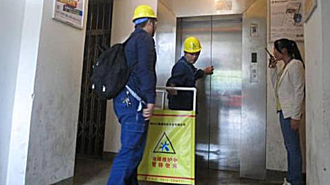 电梯事故频发, 电梯突然急速下坠时,该如何自救?别不当回事!