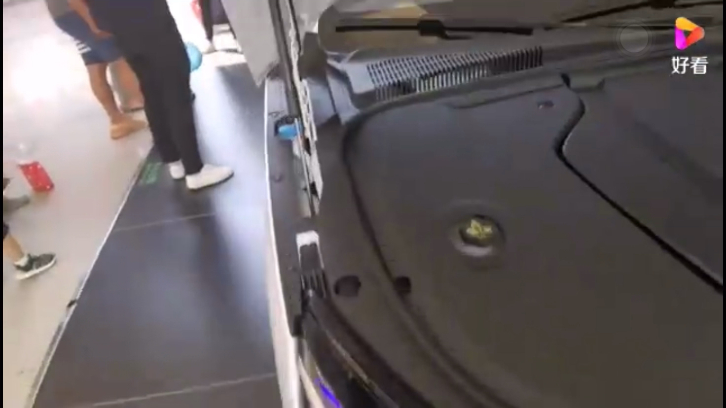 比亚迪汉ev两种不同冷却液,粉色冷却液展示