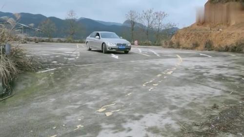 女司机拿驾照后开车下陡坡,可把路上的人给吓住了