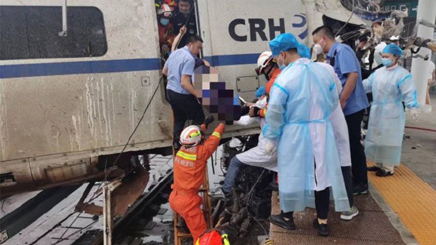 D2809次列车在榕江站撞上泥石流脱线,1名司机死亡8人受伤