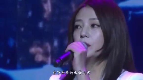 赵薇临时被喊上台唱歌,经典歌曲惊艳全场,真是绝了