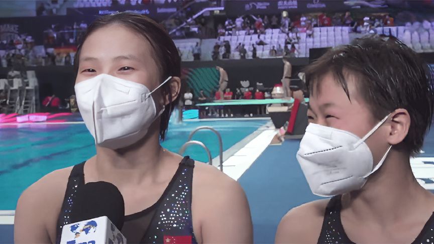跳水喜剧人!全红婵在队友采访时夸张跳舞疯狂搞怪,记者差点笑喷