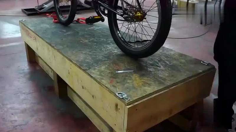 牛人在自行车上面安装了一个配件,网友连电动车都不用买了