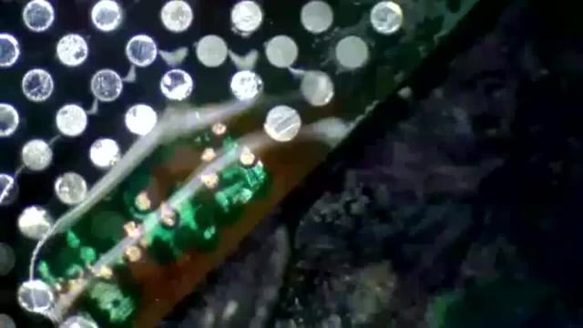 拆电脑CPU时不小心把一个角翘坏了,看看如何修复它