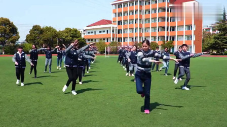 江西中学课间操,老师领学生跳《C哩C哩》舞蹈,看看这动作太.