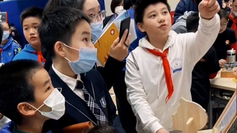 小学生为了预防近视,自己发明防近视智能小管家,厉害