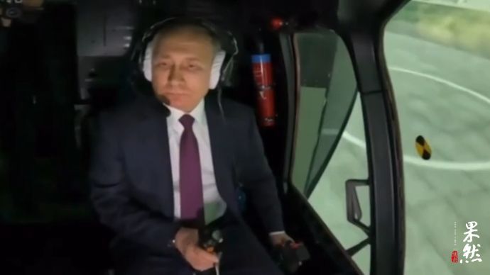 果然视频丨参观航空工厂,普京测试直升机模拟器