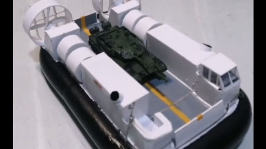 制作气垫艇配上我制作的两栖攻击舰模型