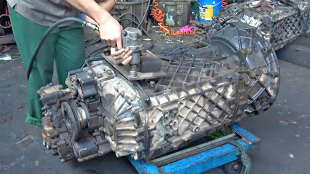 看越南人如何拆装卡车变速箱,简单实在,能装好就行