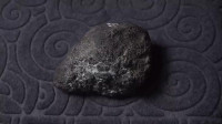如何从打灯表现判断翡翠原石内部的情况