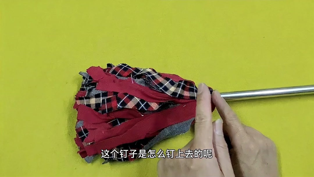 用不锈钢管做拖把柄,怎么把钉子钉进去?能人自有好妙招