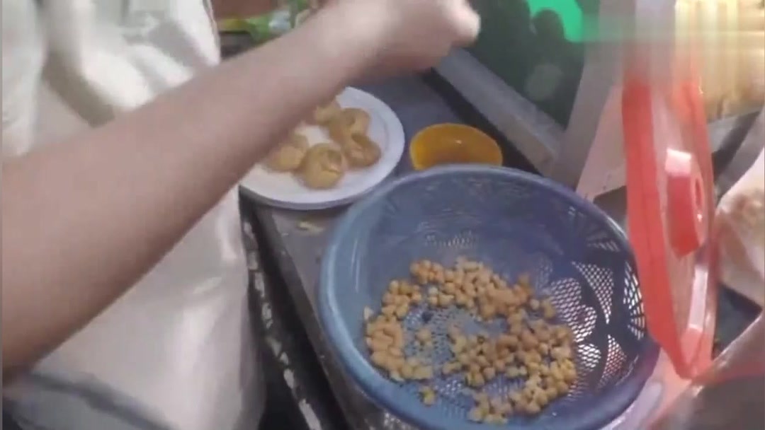 巴基斯坦的卡拉奇食品街琳琅满目的美食