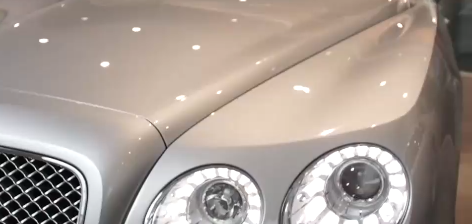 女车主撞B标车,发现B旁边没有翅膀松了口气,得知车损后欲哭无泪