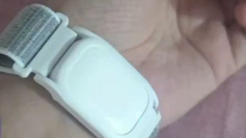 居家隔离需佩戴电子手环?专家:应及时向公众说明