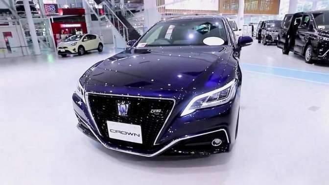 高贵又豪华的运动气息,国外实拍展示新款丰田皇冠