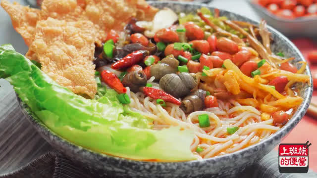 螺蛳粉的详细做法,关键在汤底,看着.