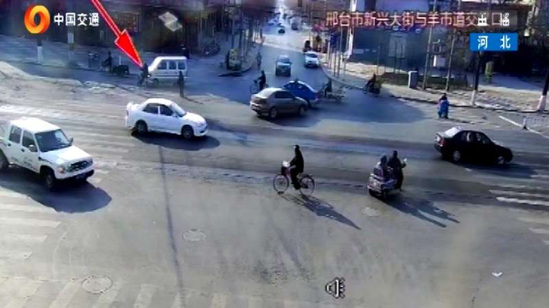 直行电动车遇面包车转弯硬刚,以后先想想自己的体型再置气!