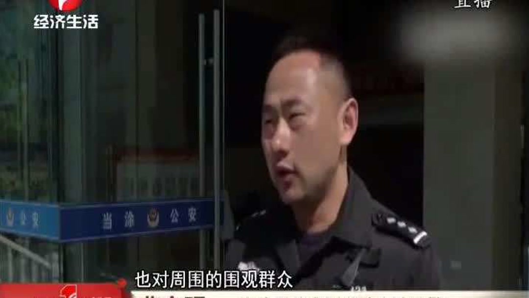 男子酒后持刀乱舞,情绪激动,民警还原现场惊魂!