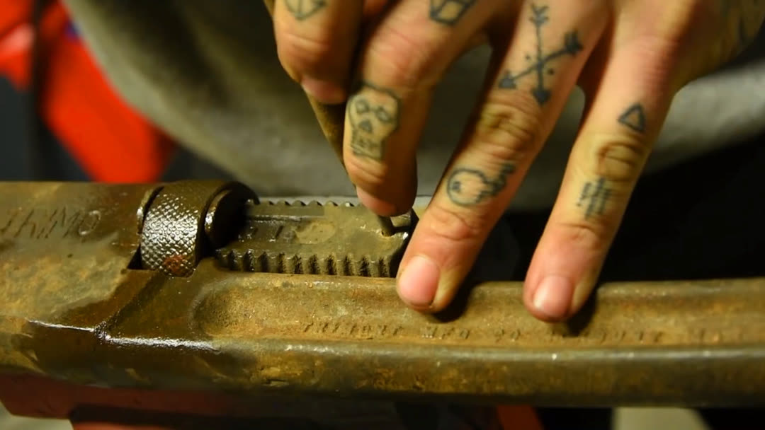 拿出一把废旧的管子钳,三两下就给翻新了,这闲的也没谁了