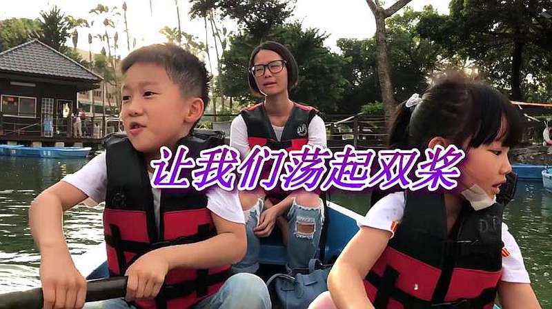 一首《让我们荡起双桨》好听,歌声甜美,回忆满满