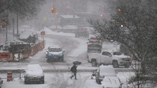 冬季风暴来势汹汹,美国多地躺枪出现强降雪,导致超77万户用断电,造成...