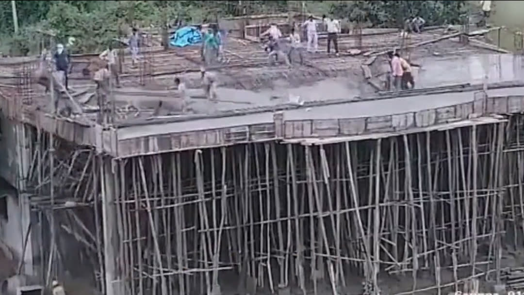 脚手架松动坍塌,工人楼顶坠落,建筑工程不可马虎