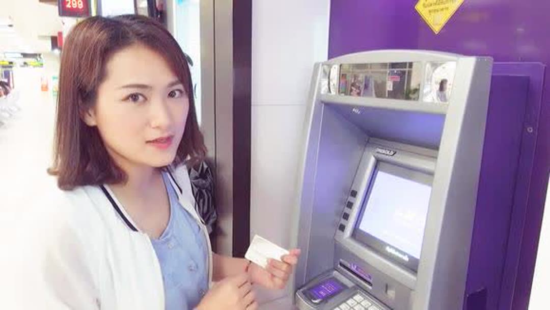 中国美女教你不花手续费,到泰国银行ATM用人民币兑换泰铢