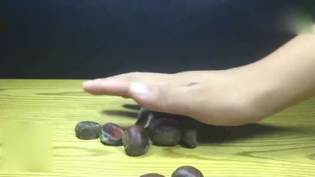 板栗如何去皮最快只需一个塑料袋,外壳内皮一起去,简单实用