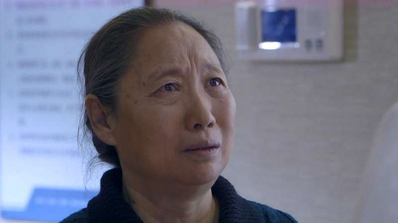 老头躺在病床上,连呼吸都费劲,妻子却心疼儿子要切肝救父