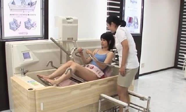 日本人发明洗澡神器,躺进去自动洗好,附带神秘功能