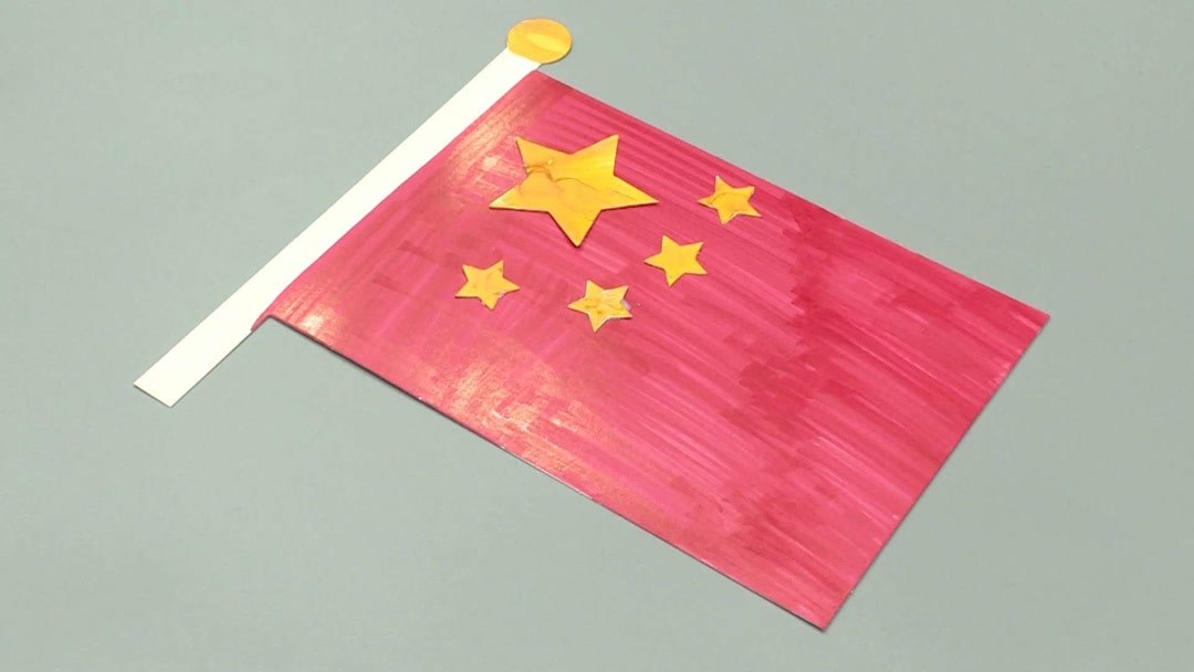 幼儿园手工课 亲子互动手工 涂色五星红旗