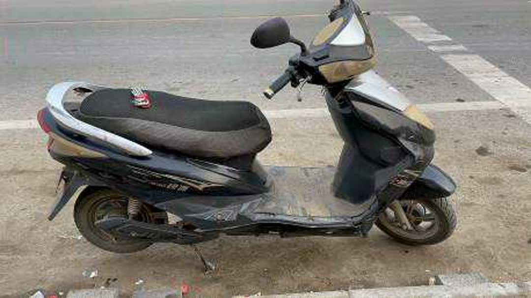 这才是造成电动车一捏刹车就不走的真正原因,用几滴机油就能修好