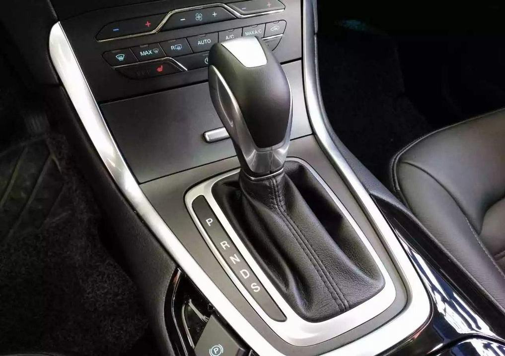 挂入D挡后才放手刹这样有问题吗?为什么?