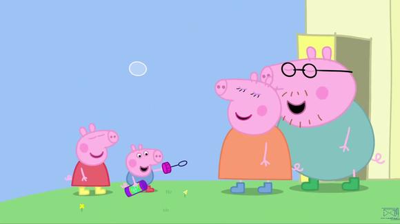 小猪佩奇:乔治用泡泡机吹泡泡有点费劲呀,猪妈妈想了个好主意